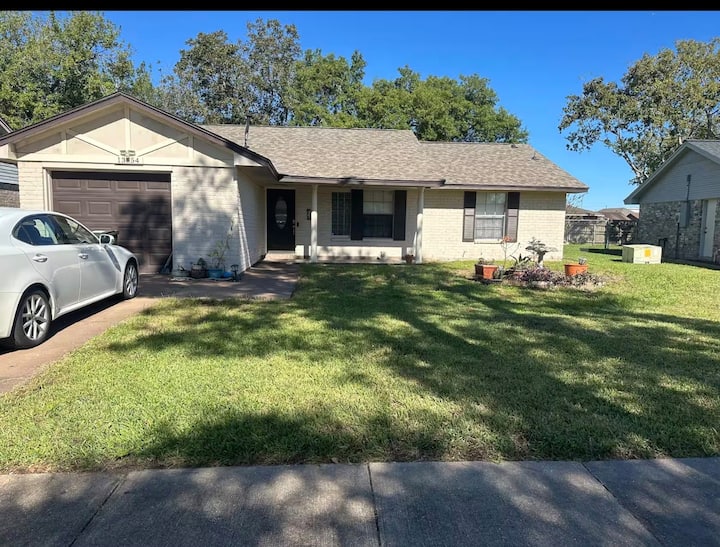 Single Story Peaceful Home In Sugarland - シュガーランド, TX