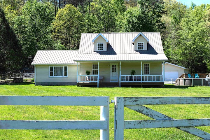 Mountain Retreat | Pool, Pond, Views & Wi-fi - Irvine, KY