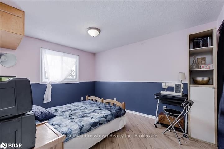 Room In Detached House (2) - Barrie