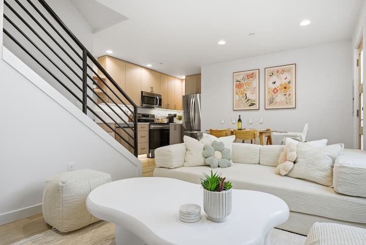 New Fremont 2b 2ba Modern Getaway | Parking |Views - Seattle