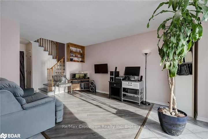 Room In Detached House (1) - Barrie