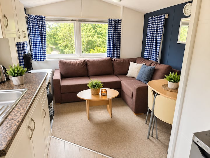 Chalet Paris, A Peaceful Lakeside Haven - Chelmsford