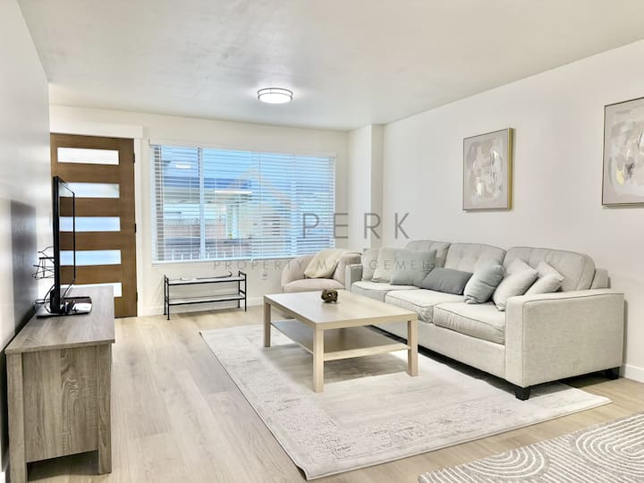 Bright And Modern Townhome In Haller Lake - Shoreline