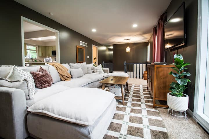 Spacious Family Retreat | 70” Tv, Near Park & I-70 - Lawrence, KS