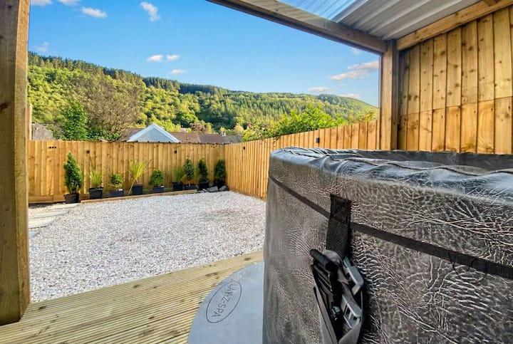 Spacious 4-bed Welsh Valley Retreat With Hot Tub - South Wales