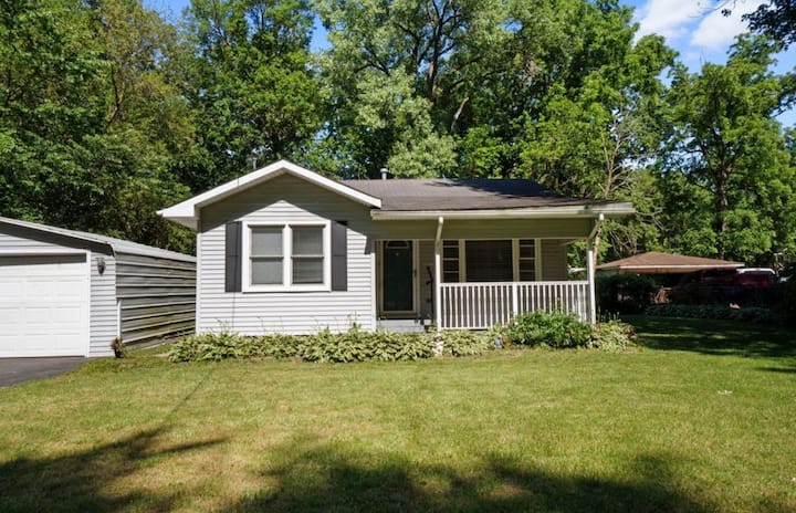 Serene Fox River Retreat - Elgin, IL