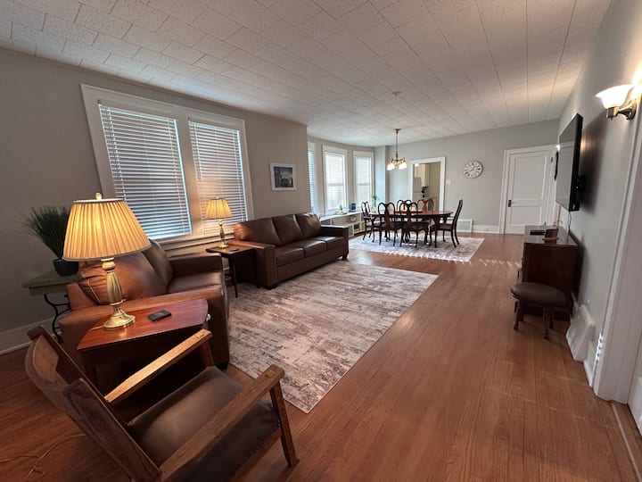 Hawks Landing @ Qu Stadiums, Spacious 2 Bedroom - Quincy, IL