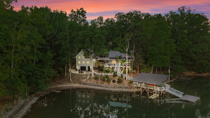 Lakefront Retreat | Sleeps 16 | Kayaks + Hot Tub - Lake Wylie, SC