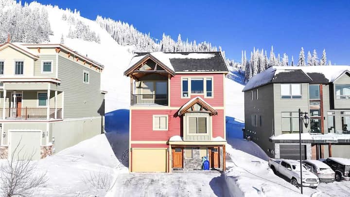 The Trail House | 7br Sleeps 18 | Spacious Retreat - British Columbia