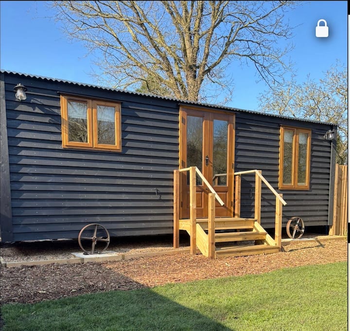 Shepherd’s Hut In Needham. Situated In Pub Grounds - Suffolk