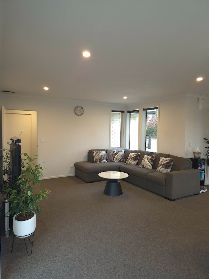 Warm Cambridge Getaway | Modern House + Fast Wifi - Cambridge