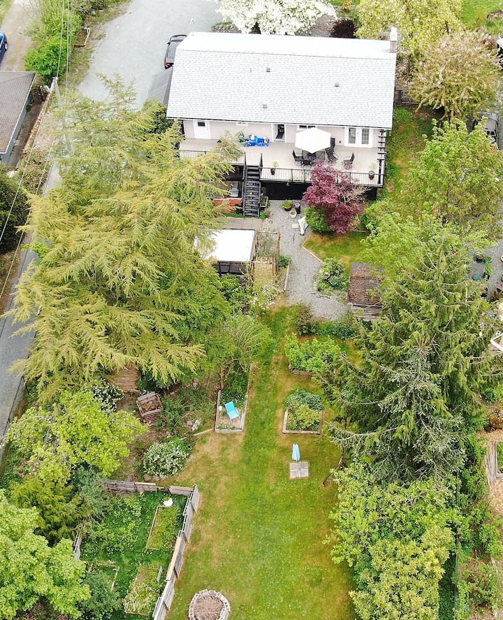 3-bedroom House With Backyard, Patio And Hot-tub - Sooke