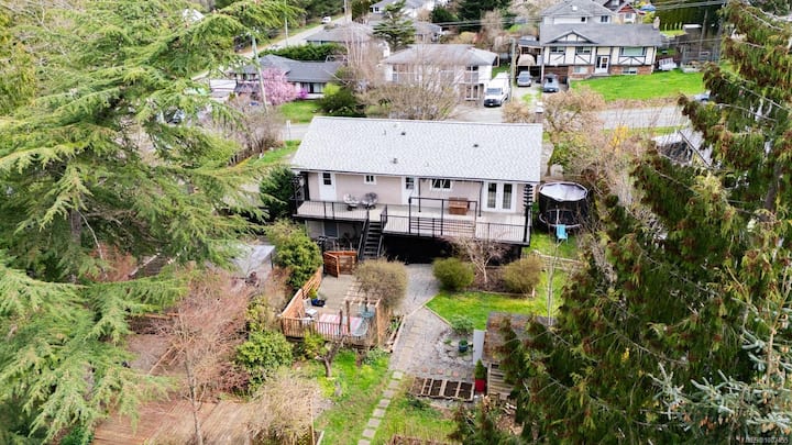 3-bedroom House With Backyard, Patio And Hot-tub - Sooke