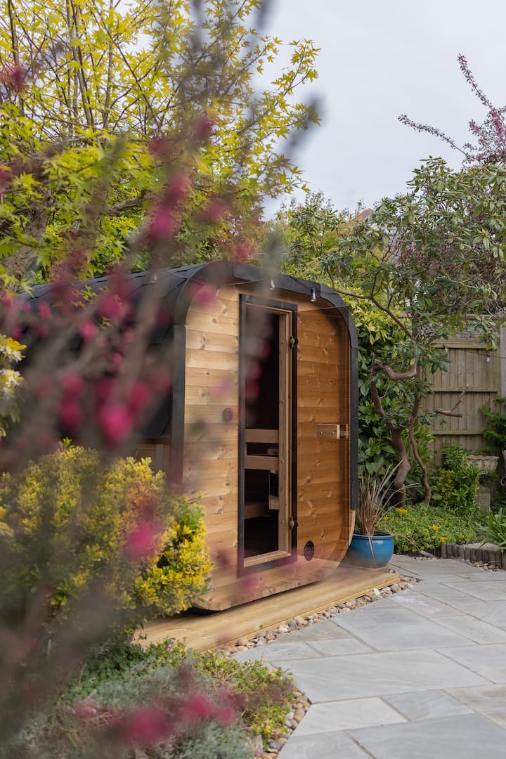 Chic Accessible Coastal Stay: Beach, River & Sauna - Bournemouth