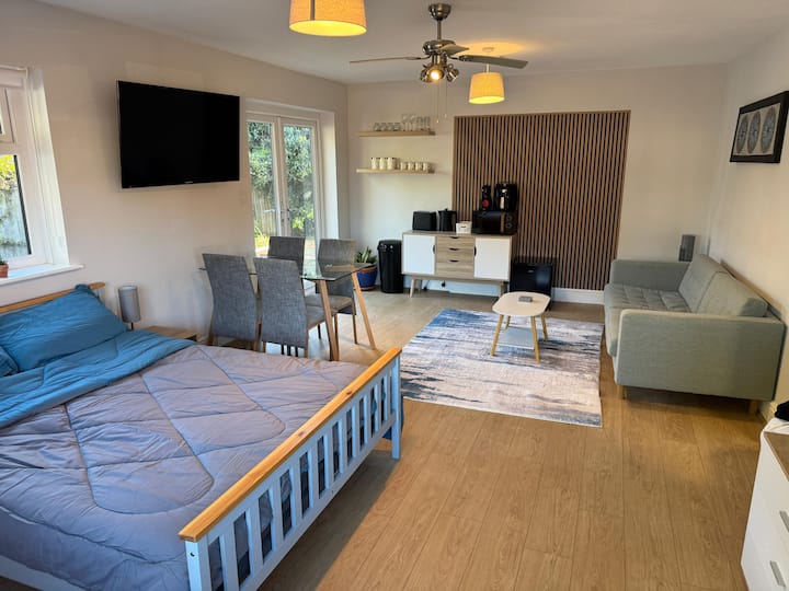 Stylish Studio Annexe With Private Patio - Loughborough