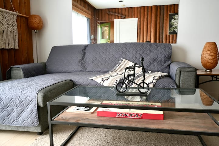 Cozy Cabin Style Suite W/ Garden Patio - Mount Seymour