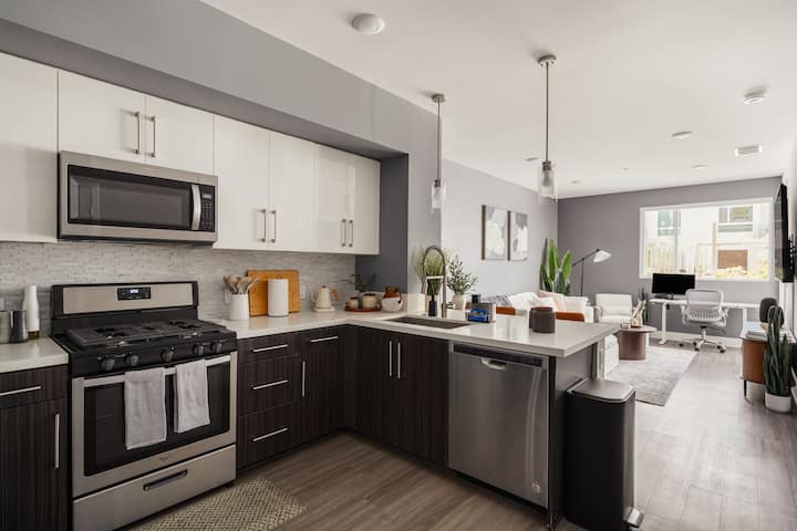 Newport Irvine 1b Luxury Suite | Tv Every Room - Irvine, CA