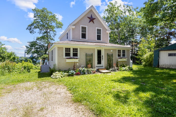Oceanfront Cottage On Casco Bay In Yarmouth - Long Island, ME