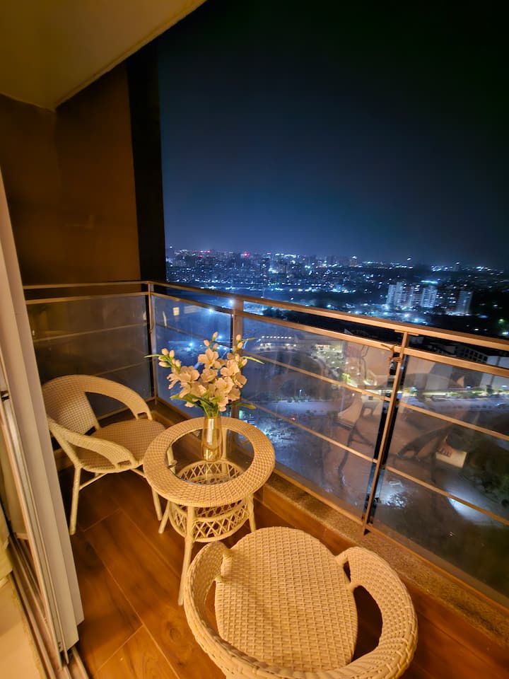 Evania@amanora | Cozy 1bhk, Dreamy Views - Pune