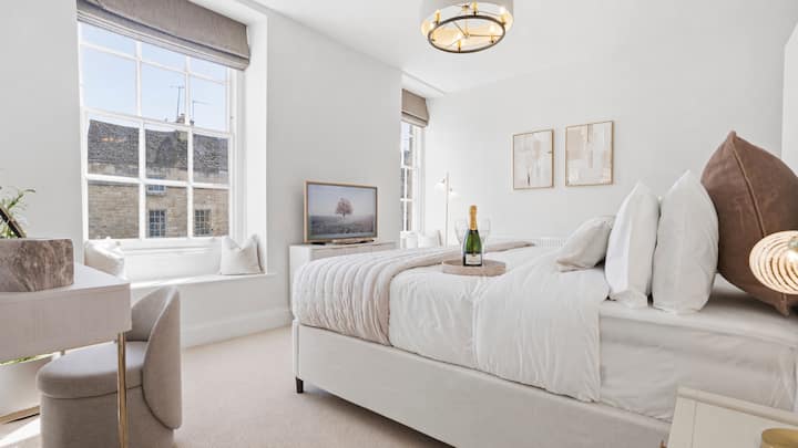 The Tetbury Suite | 2 Bed/2 Bath, Central, Parking - Tetbury