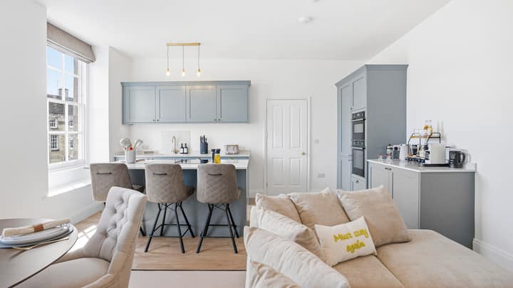 The Tetbury Suite | 2 Bed/2 Bath, Central, Parking - Tetbury