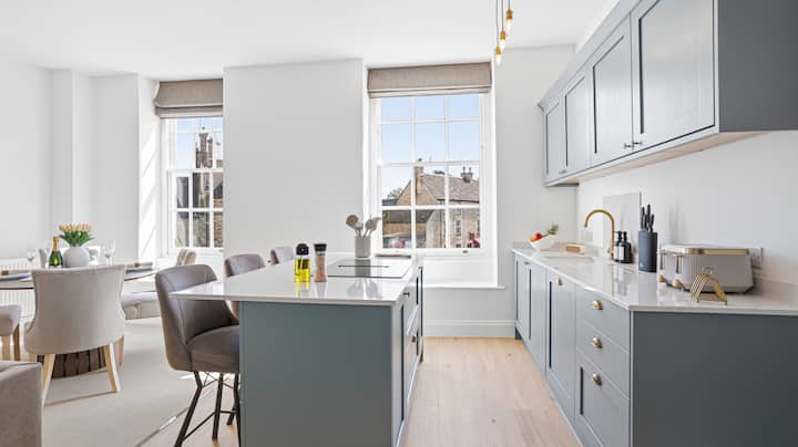 The Tetbury Suite | 2 Bed/2 Bath, Central, Parking - Tetbury