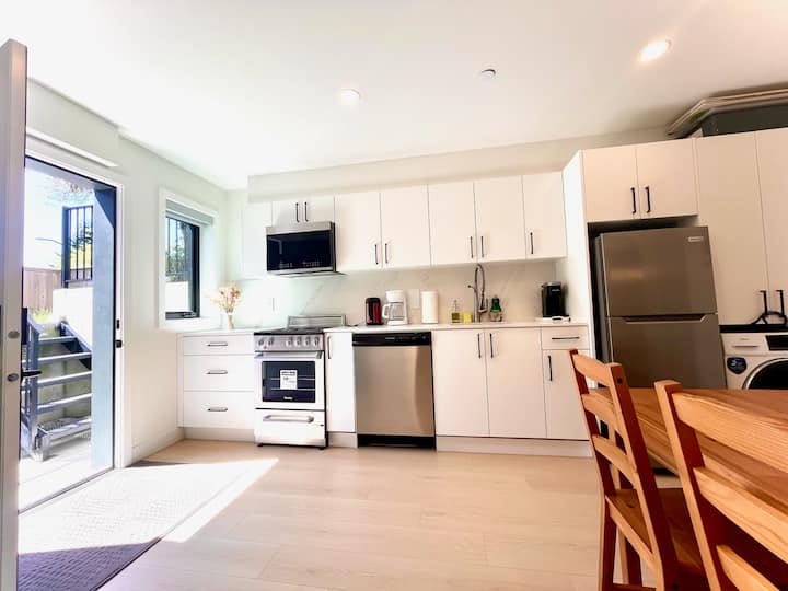 Nova Urban Haven /Quiet, Bright, Luxury - Vancouver