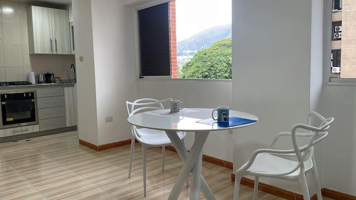 Cómodo Apto En La Campiña | Wifi + Parking - Caracas