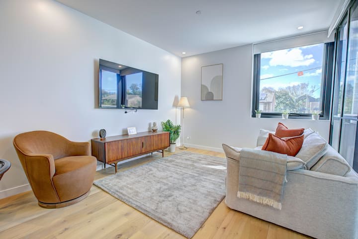 The Aristocrat | Mid Century Luxe Dual Suite + Gym - GIO Stadium Canberra