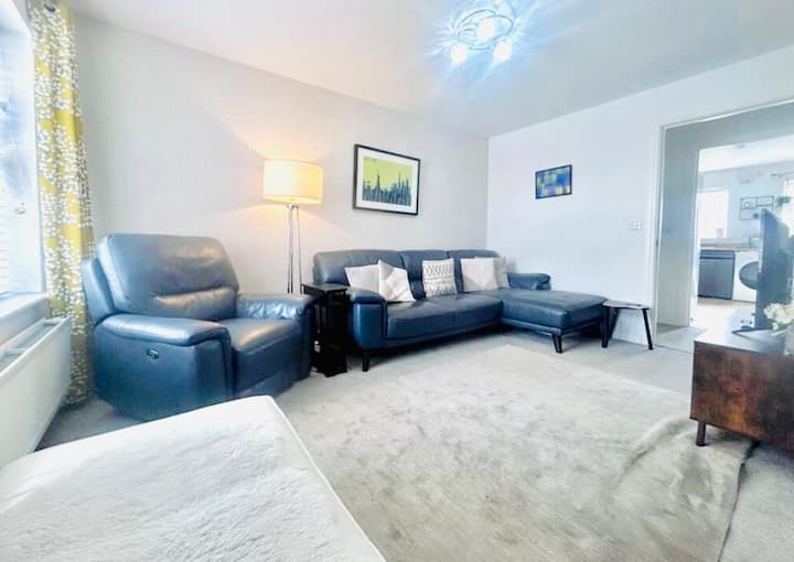 Beautiful 2-bedroom House Close To The Airport - Manchester Airport (MAN)