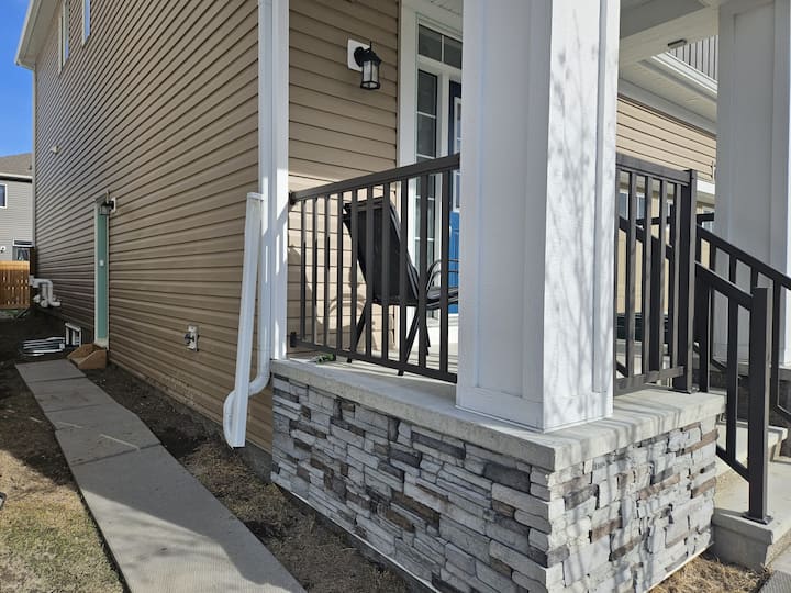 Modern 2-bedroom Private Basement Apartment - Airdrie