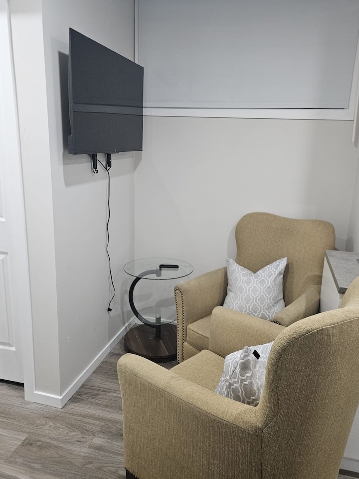 Modern 2-bedroom Private Basement Apartment - 艾爾德里