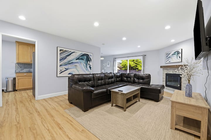 Modern Santa Clara Home | Sleeps 8 | Private Yard - Santa Clara, CA
