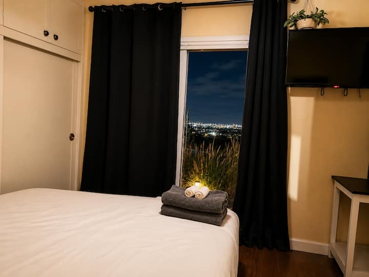 (1) Queen Room  Private Entry  Mountain View - San Bernardino, CA