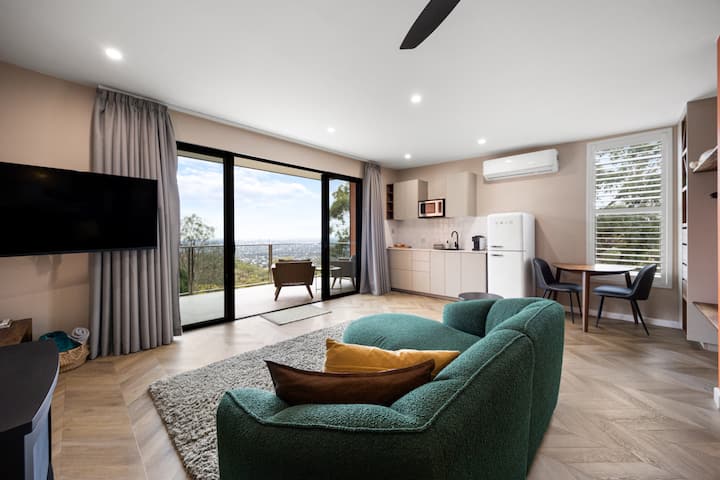 Sky Suite—a Panoramic Designer Studio In The Hills - Stirling