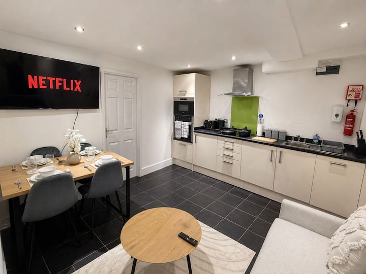 Comfy 1br Cityapt | Parking | 55” 4ktv | Sleeps 5 - Sheffield