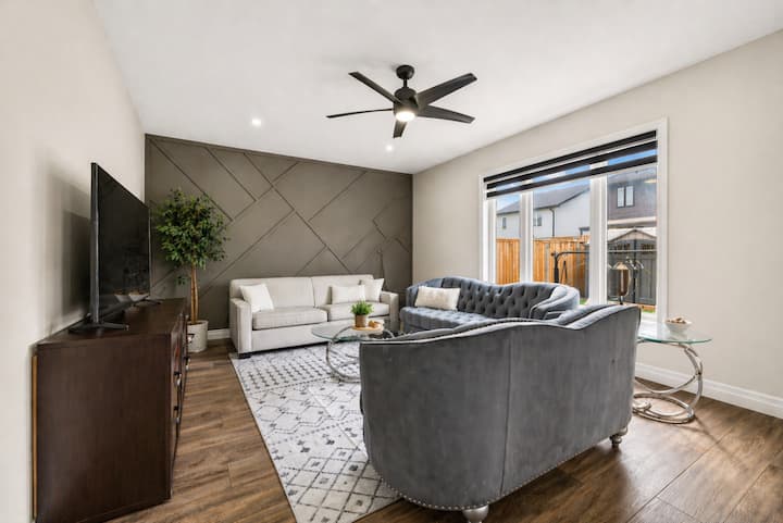6 Beds|4ba| Pool Table |Fenced Yard+bbq|sleeps 12 - London