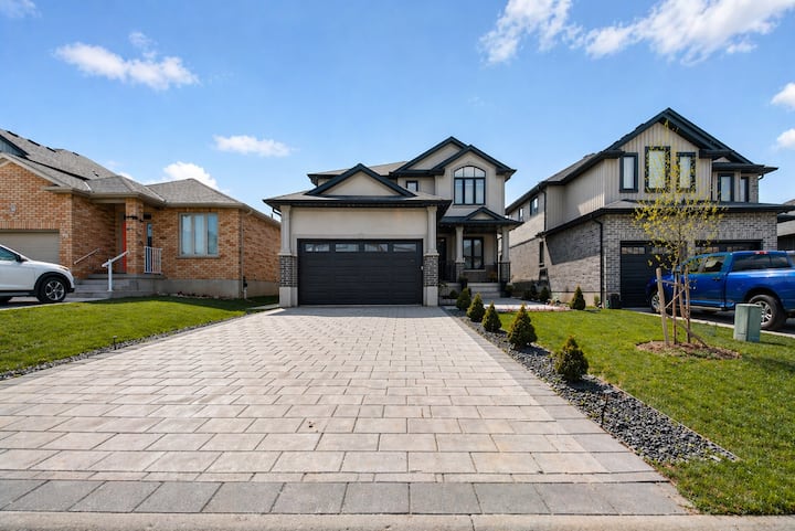 6 Beds|4ba| Pool Table |Fenced Yard+bbq|sleeps 12 - London, Ontario