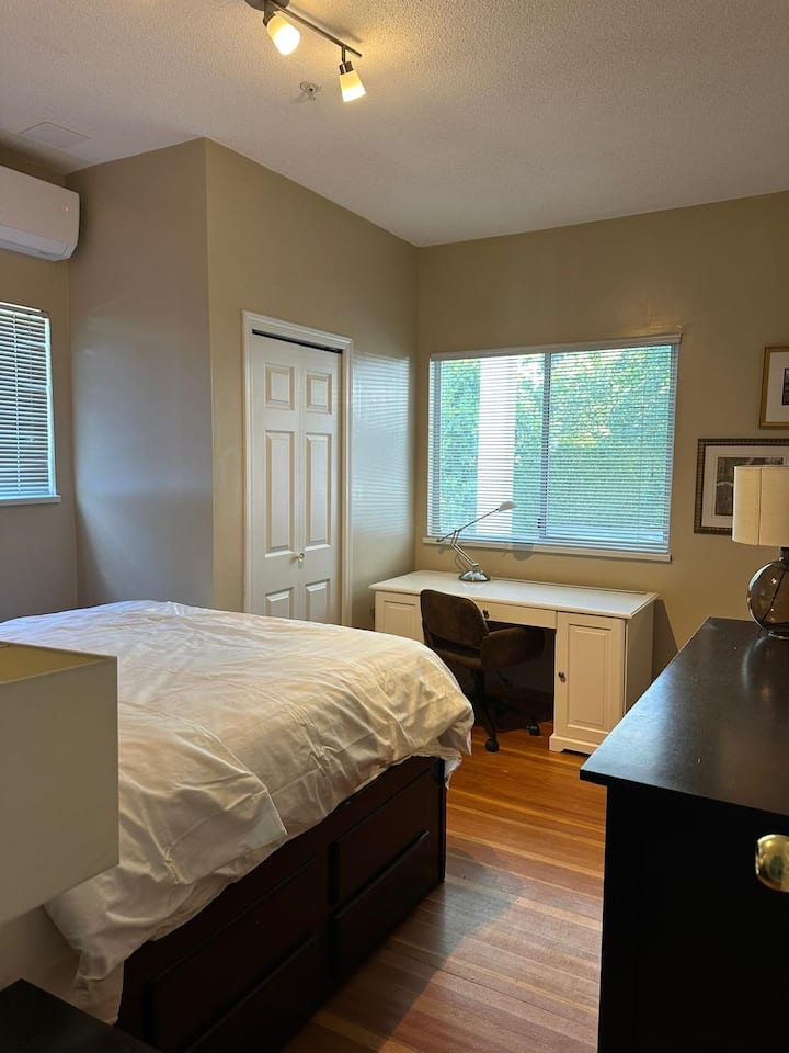 Quiet West Side 1br Stay With Easy City Access - Vancouver
