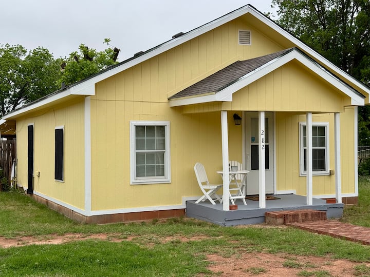 The Carl Street Cottage | Near Acu & Downtown - Abilene, TX