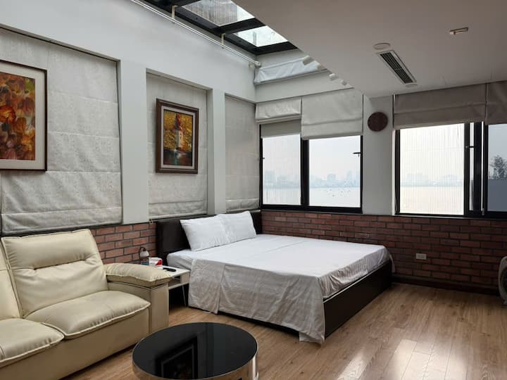 Spacious Apartment W. Lake View & Skylight - China