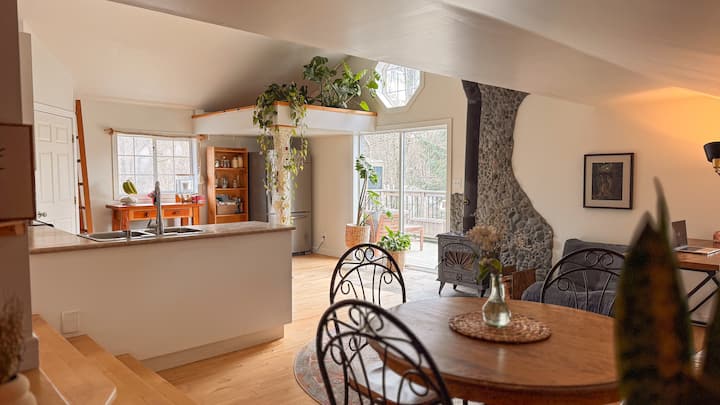 Artist’s Sanctuary: Stargazing, Art + 2km Trail - Comox