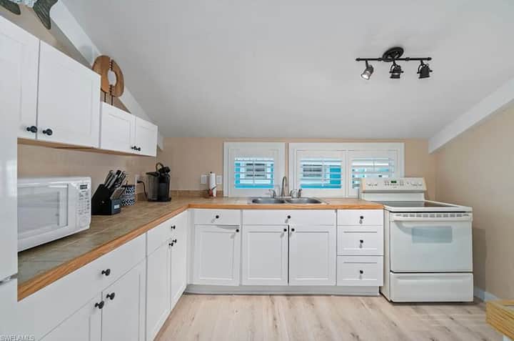 Riverfront Gem | Hot Tub + Kayaks +Water Views - Bonita Springs, FL