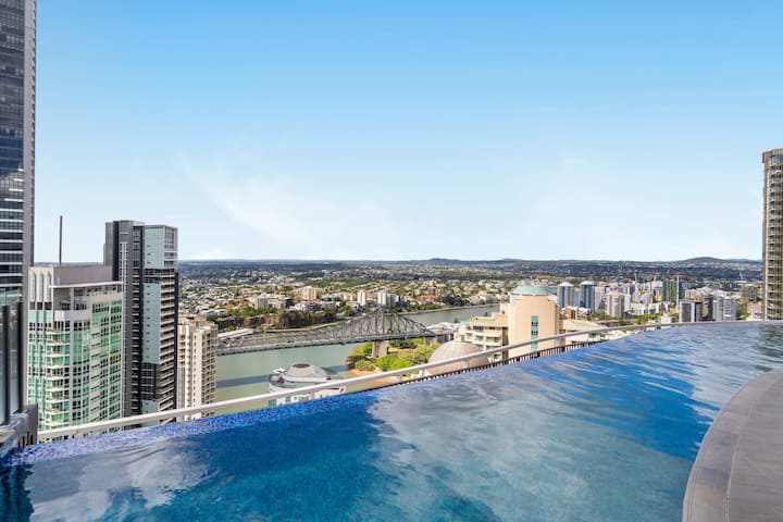 Central Family Getaway, Car Park, City Views & Gym - Brisbane