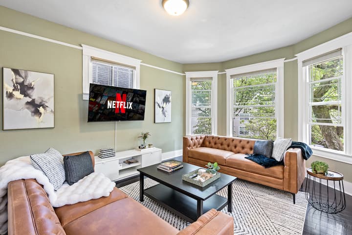 Cozy Seattle Charmer~mins To City~yard~sleeps 12 - Seattle, WA