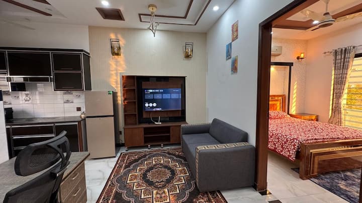 Family Stay Near Bahria & Cancer Hospital, Ac, Ups - Lahore