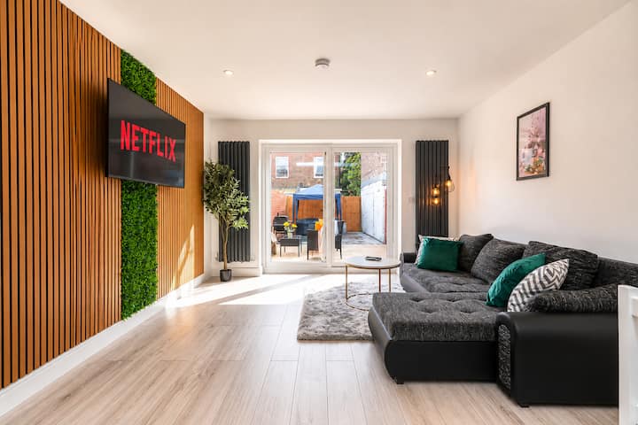 Open Mind Property- Stylish 5br | Hottub & Parking - 와이트 섬