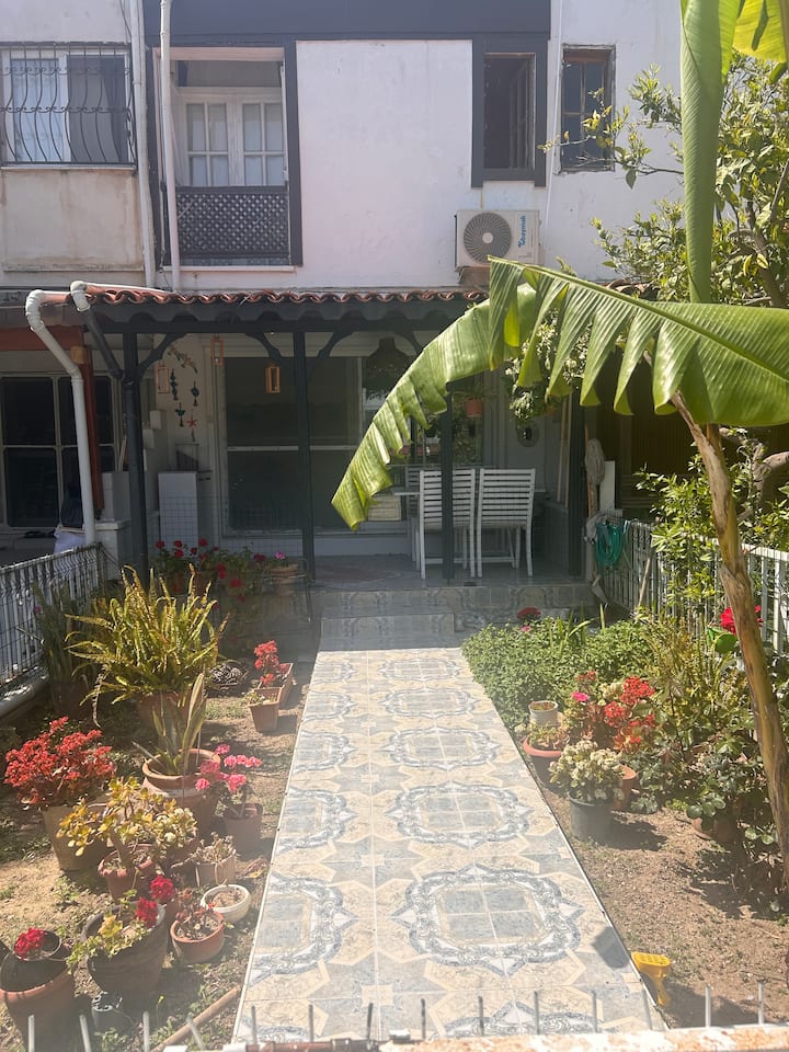 Müstakil, Deniz Kenarında,bahçeli, Site Içerisinde - Selçuk