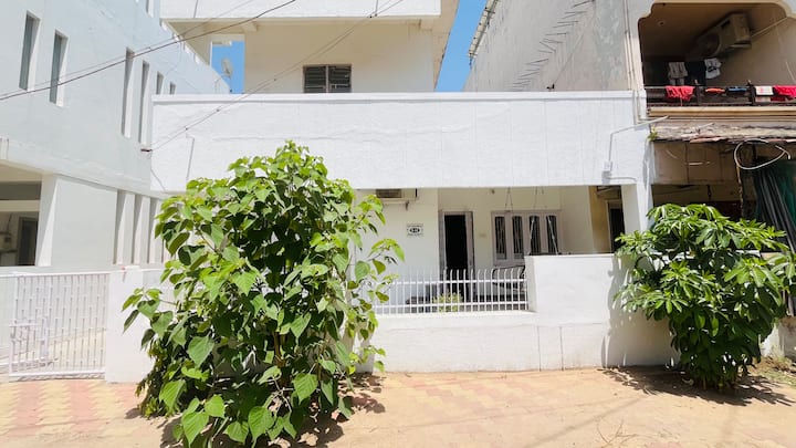 Cozy Bungalow In Ellorapark Only For Family Stay - Vadodara