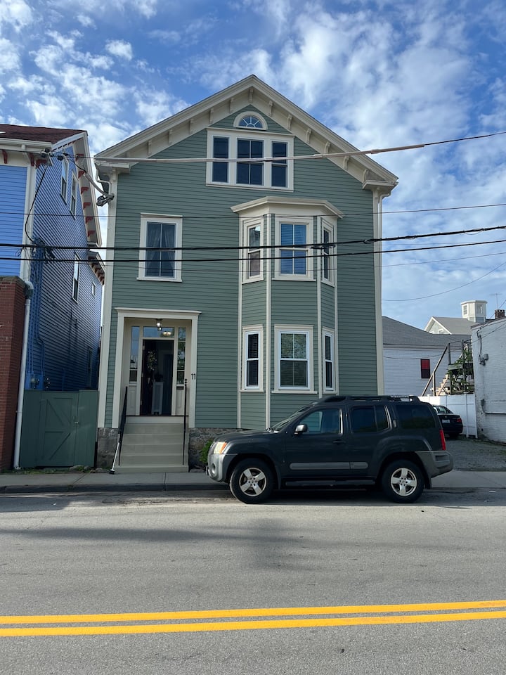 2 Apartments In The Heart Of Downtown Newport - Newport, RI